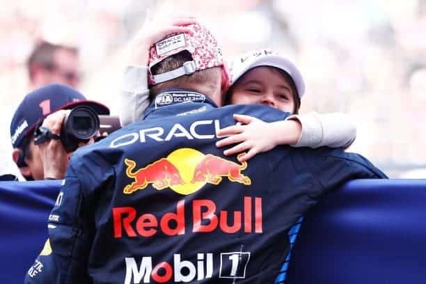Max Verstappen e Penelope: il cuore del campione del mondo a fine gara ...